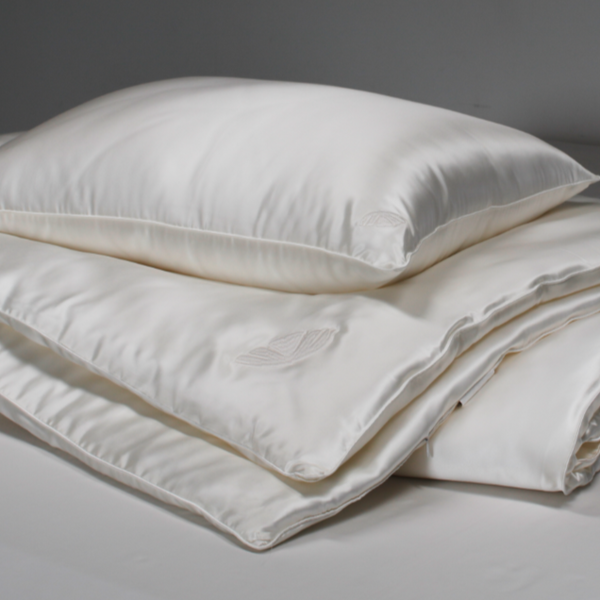 Luxury Silk Comforter – Hypoallergenic & Breathable Bedding